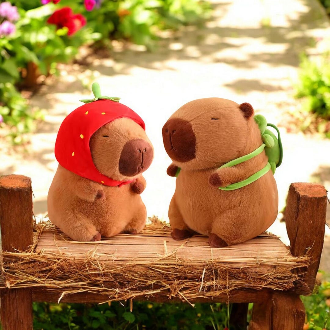 Peluche de capibara: lindo capibara con sombrero de fresa o mochila de ...
