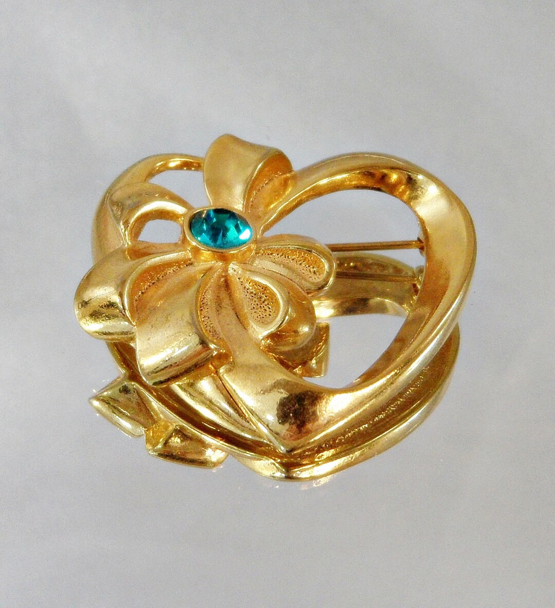 Avon Jewelry. Heart Brooch AVON Teal Blue Green Rhinestone and Bow ...