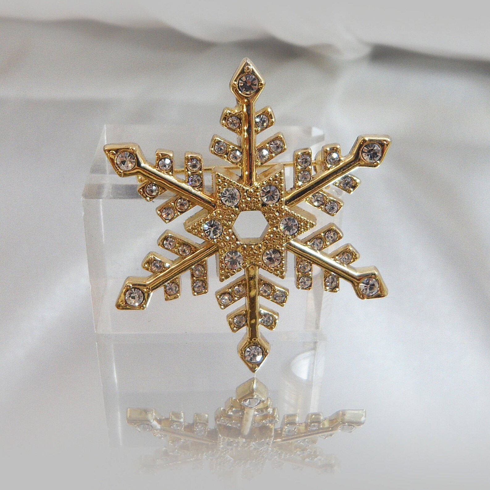 Christmas Brooch. Christmas Pin. Rhinestone Snowflake Brooch | Etsy