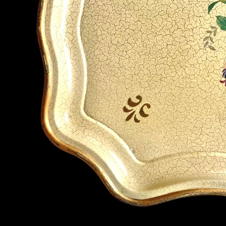 Bandeja rectangular festoneada de chapa pintada - decoración floral ...