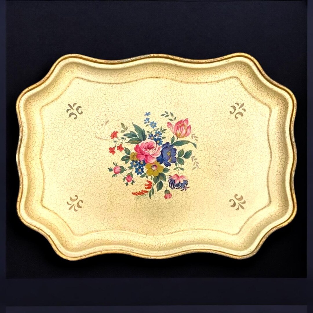 Bandeja rectangular festoneada de chapa pintada - decoración floral ...