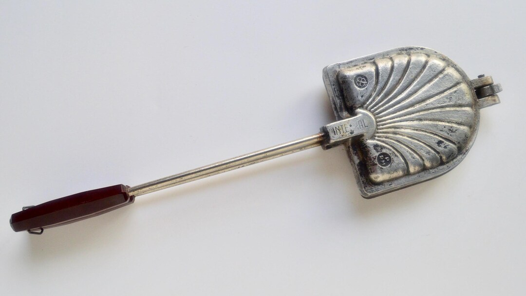 Integral Old Cast Aluminum Croque-monsieur Mold Bakelite Handle in Its ...