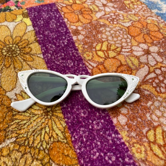 1950s Cat Eye Sunglasses With Rhinestone Detail Gem