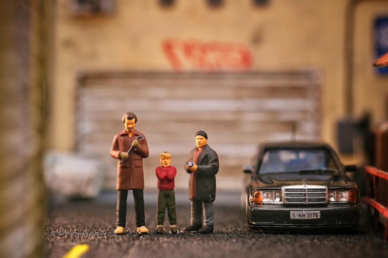 Miniature Figure Home Alone Scale 1/64 or 1/87 for Diecast and Diorama ...