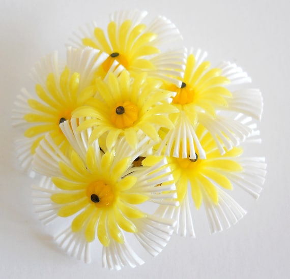 Vintage Daisy Clusters Brooch 1960s Plastic Pin - Gem