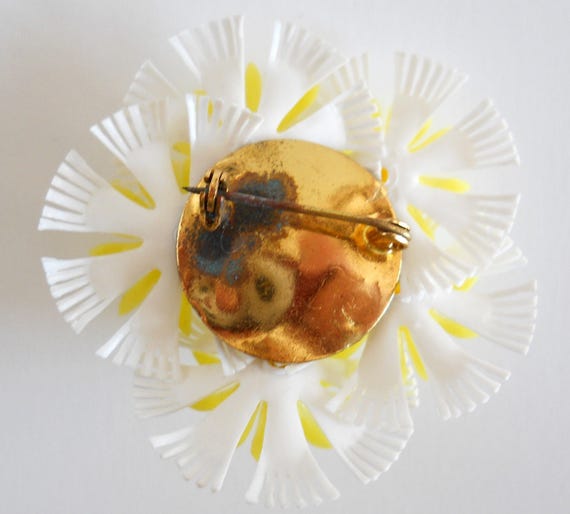 Vintage Daisy Clusters Brooch 1960s Plastic Pin - Gem