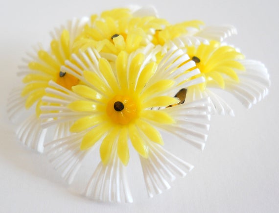 Vintage Daisy Clusters Brooch 1960s Plastic Pin - Gem