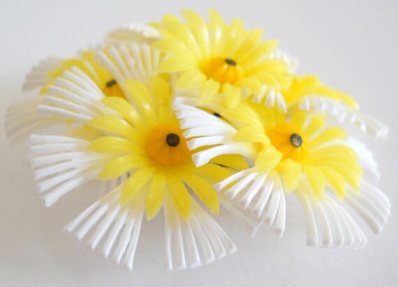 Vintage Daisy Clusters Brooch 1960s Plastic Pin - Gem