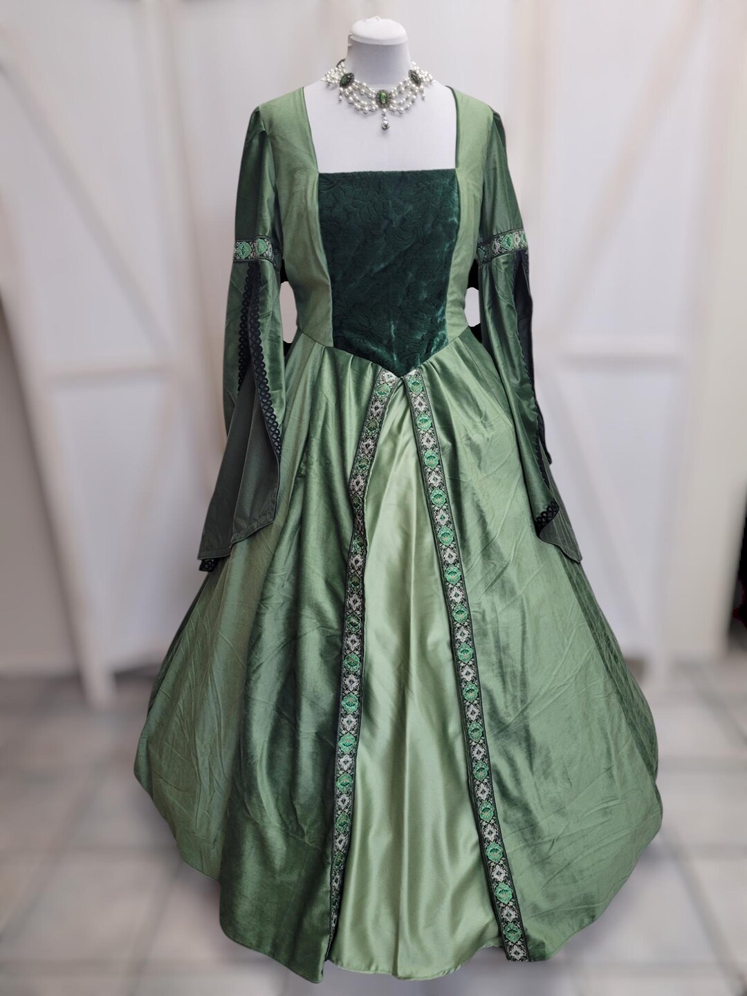 Bust 47" Green Velour Tudor Anne Boleyn Dress, Game of Thrones Gown ...