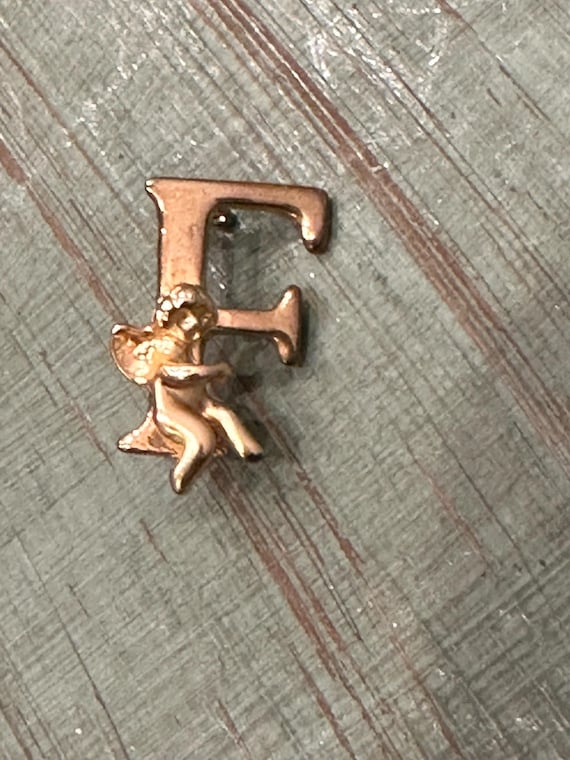 Gold tone vintage letter - Gem