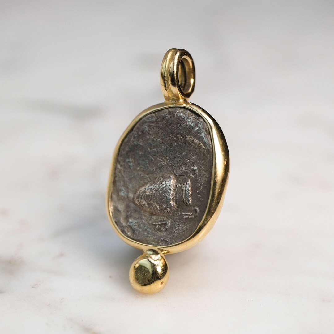 Boeotian Shield & Amphora in Gold - Etsy
