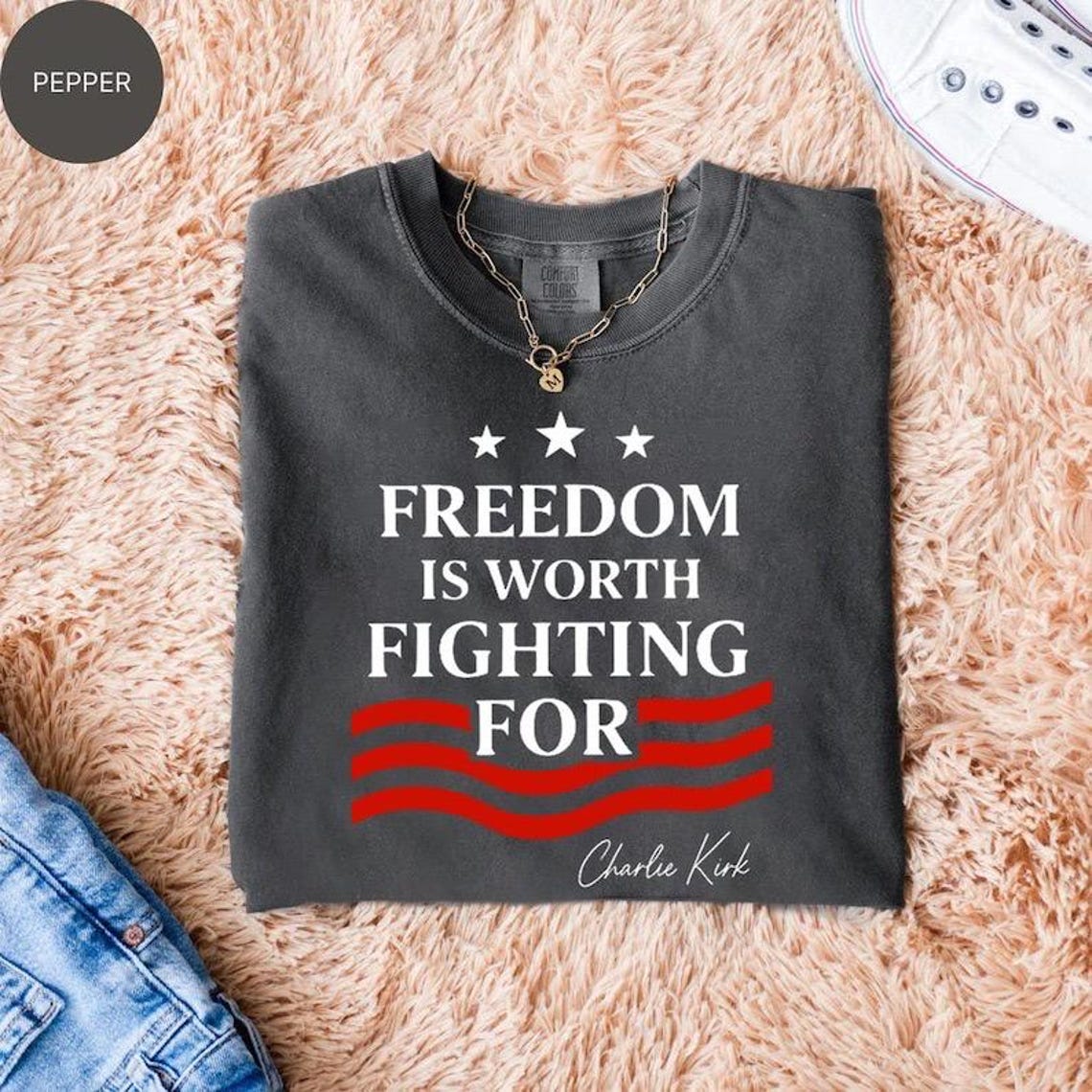 Camiseta con cita de Charlie Kirk: "Vale la pena luchar por la libertad ...