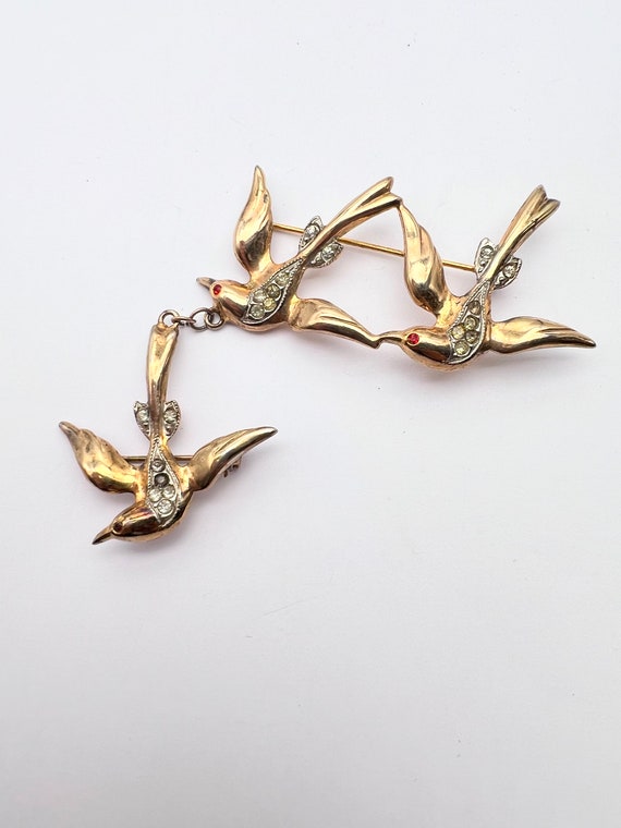 1940 Victorian-inspired brooch w/flight of swallows i… - Gem