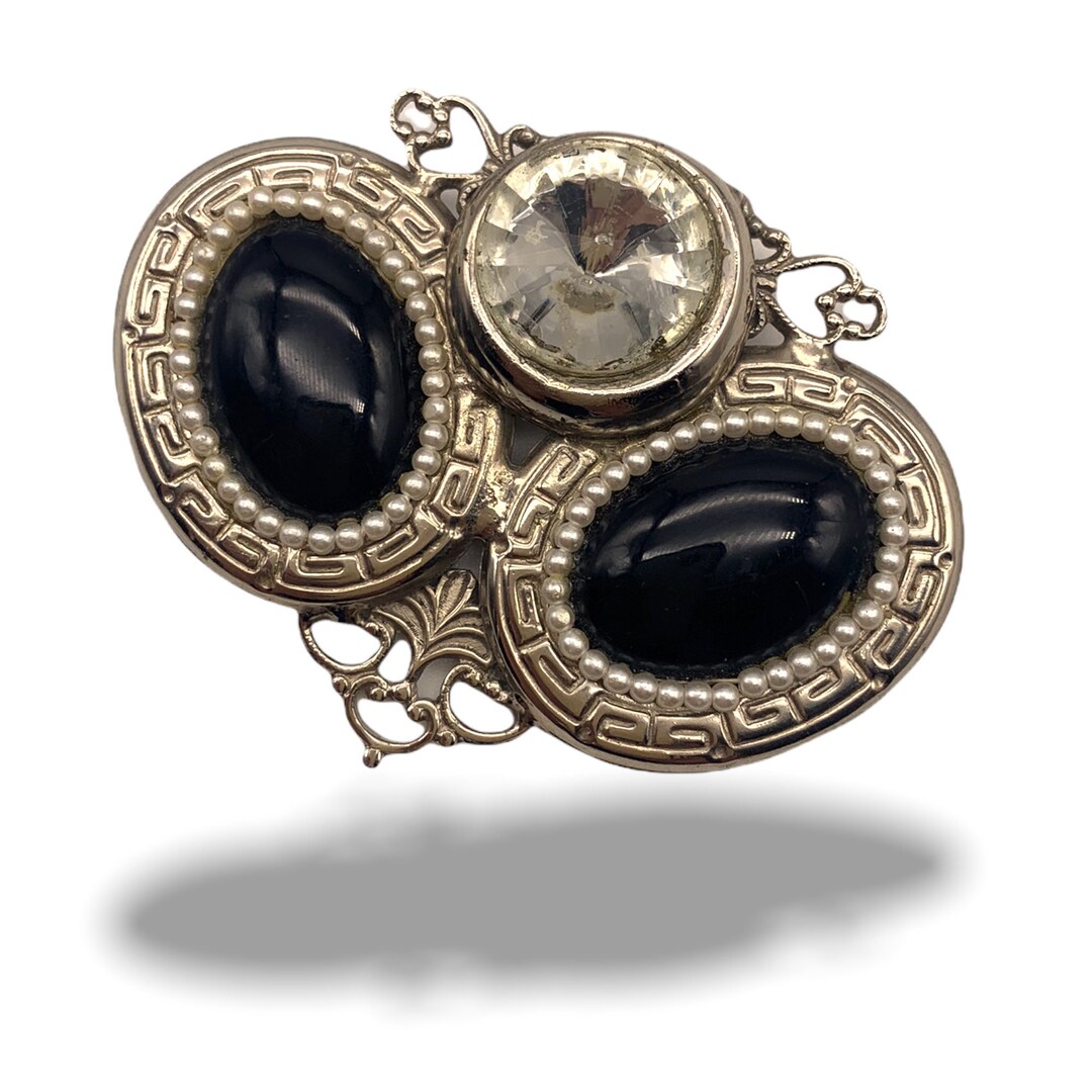 Grande broche style renaissance victorienne des années 1960, design ...