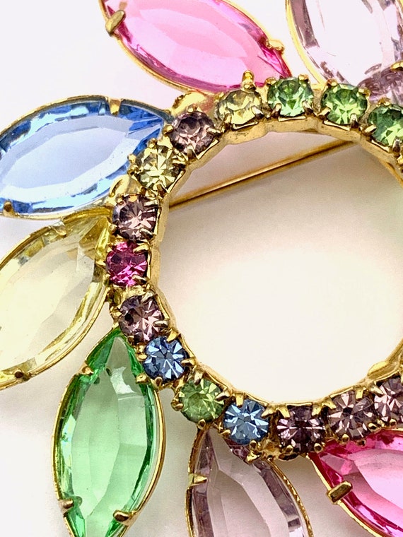 Adorable brooch with clear pastel colors swirls marqu… - Gem