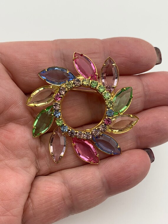 Adorable brooch with clear pastel colors swirls marqu… - Gem