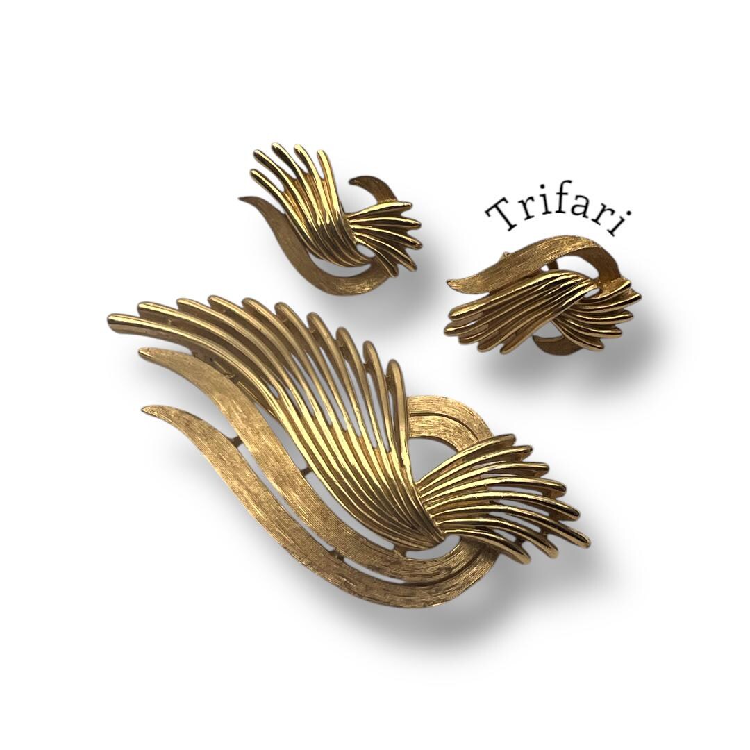 Elegant Crown Trifari Design Late 1950 Gold Finish Brooch & Earrings ...