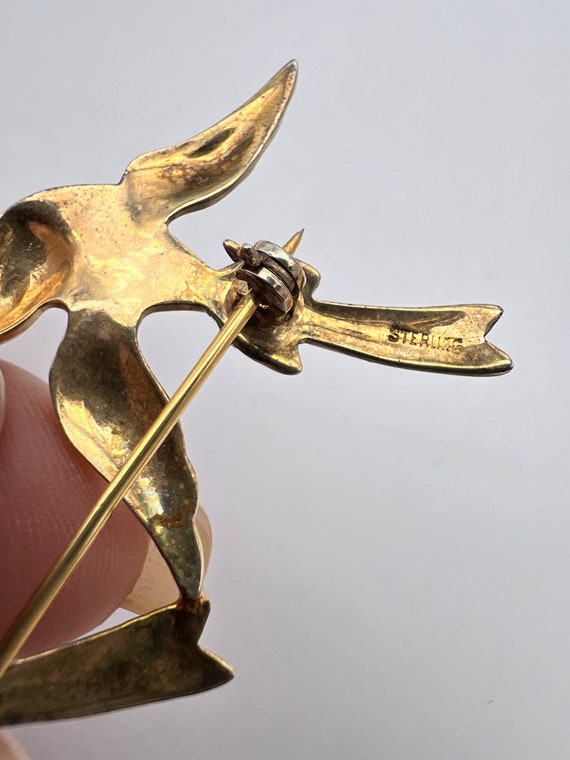 1940 Victorian-inspired brooch w/flight of swallows i… - Gem