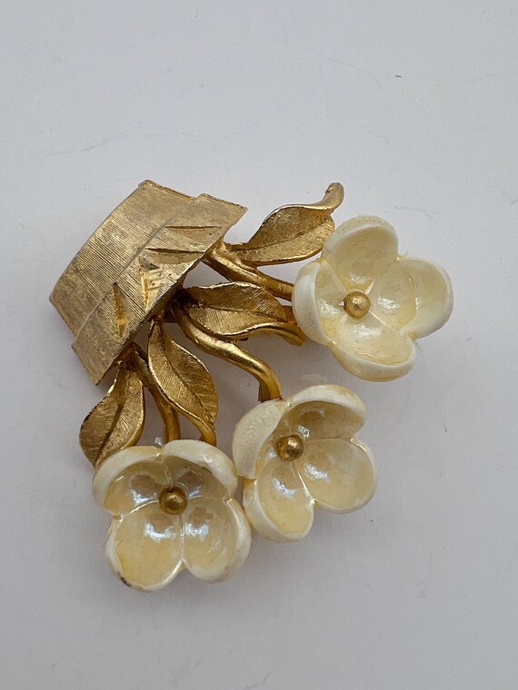 Most Graceful Mamselle vase with Flowers brooch - Del… - Gem