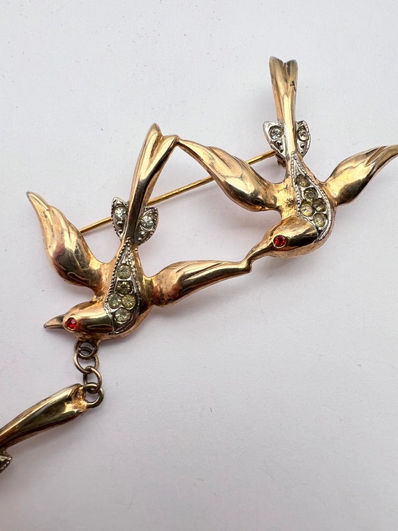 1940 Victorian-inspired brooch w/flight of swallows i… - Gem