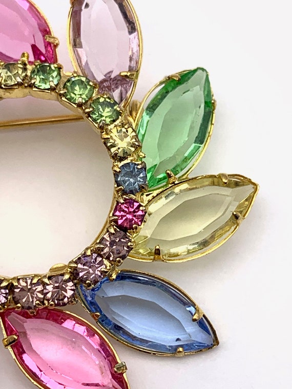 Adorable brooch with clear pastel colors swirls marqu… - Gem