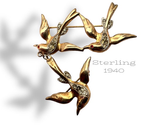 1940 Victorian-inspired brooch w/flight of swallows i… - Gem