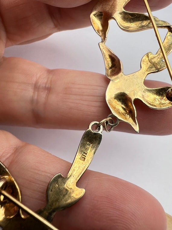 1940 Victorian-inspired brooch w/flight of swallows i… - Gem