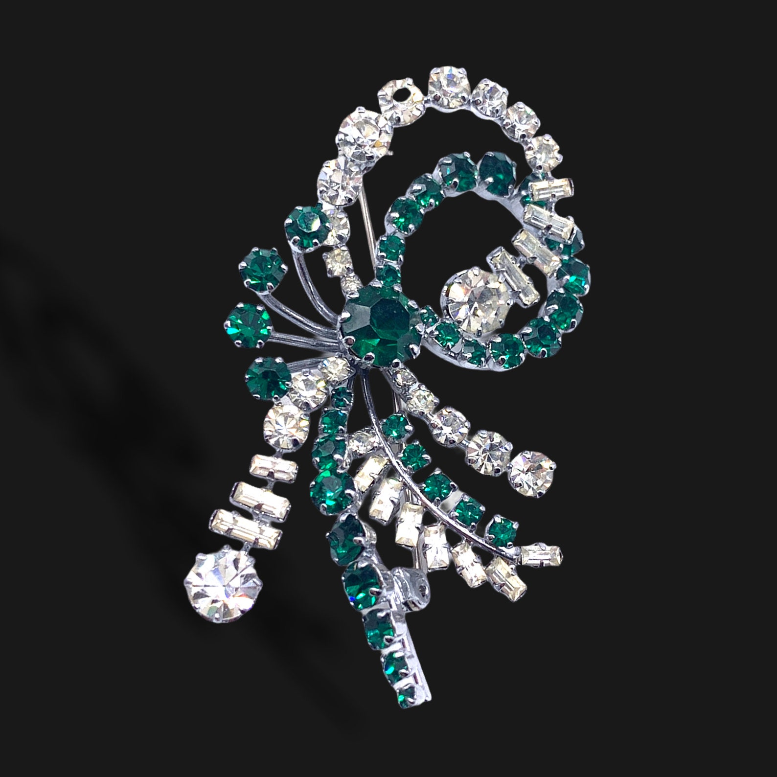 Alluring Art Deco Sparkling Diamante and Emerald Rhinestone Bow/ribbon ...