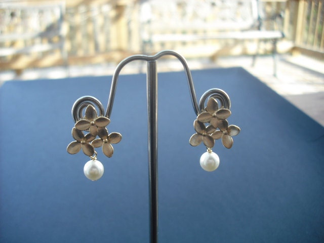 Matte Yellow Gold Cute Little Bouquet With Pearl - Post Earrings - Etsy
