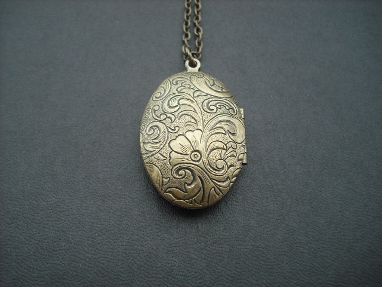 Vintage Two Sided Victorian Style Floral Pattern Oval Locket - Antique ...