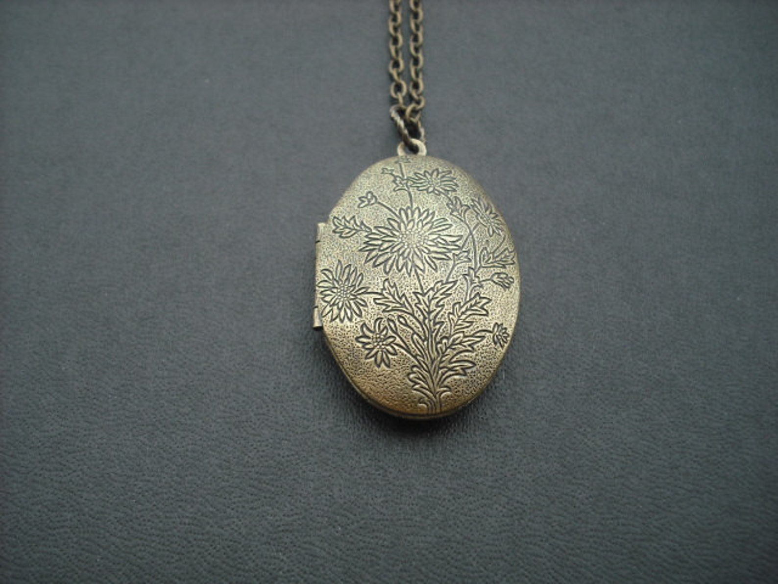 Vintage Two Sided Victorian Style Floral Pattern Oval Locket - Antique ...