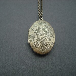 Vintage Two Sided Victorian Style Floral Pattern Oval Locket - Antique ...