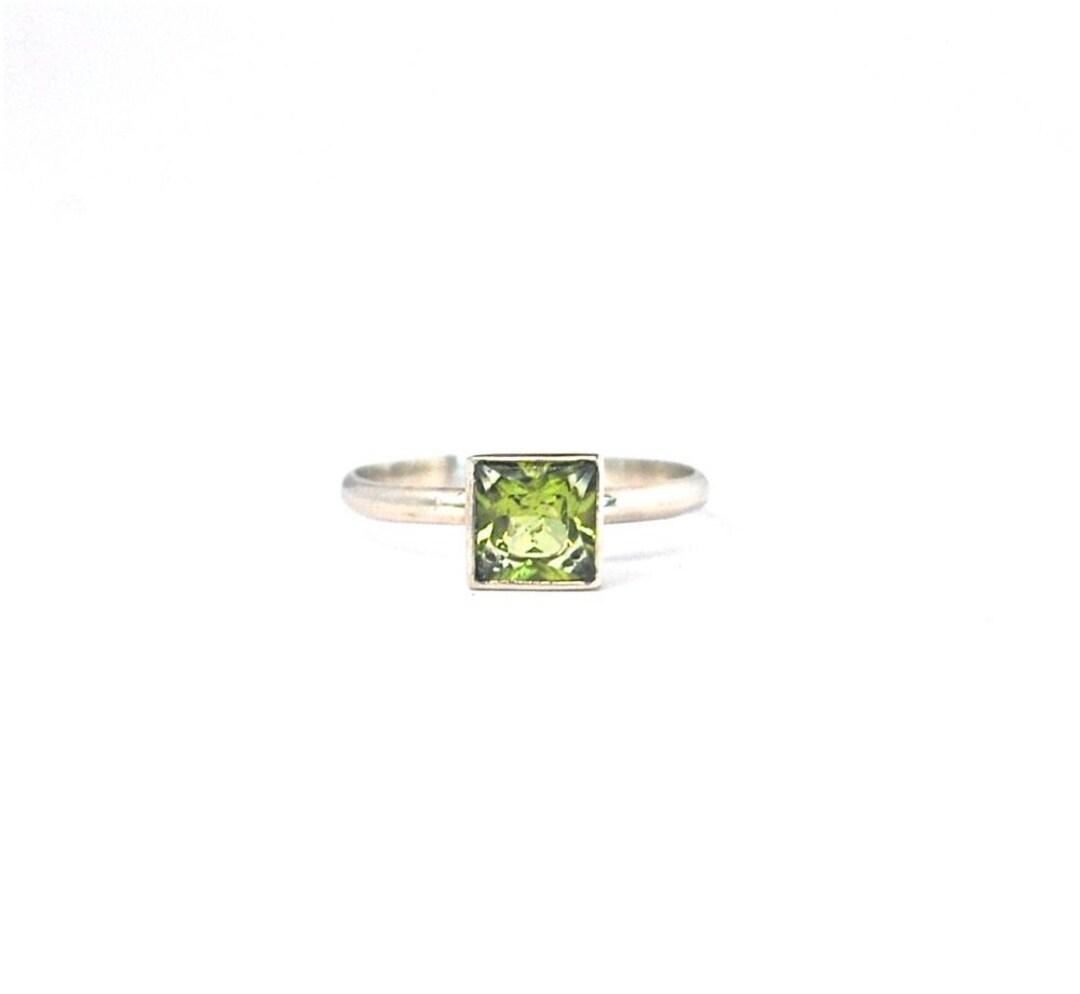 14k White Gold 6mm Princess Cut Peridot Tapered Bezel Ring - Etsy