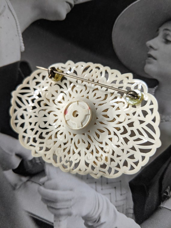 Vintage 1930s 1940s Lacy Moulded Plastic Brooch Pin - Gem