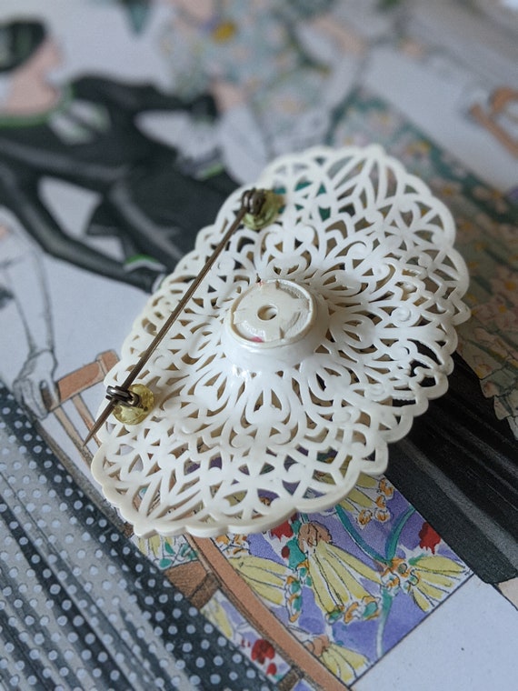Vintage 1930s 1940s Lacy Moulded Plastic Brooch Pin - Gem