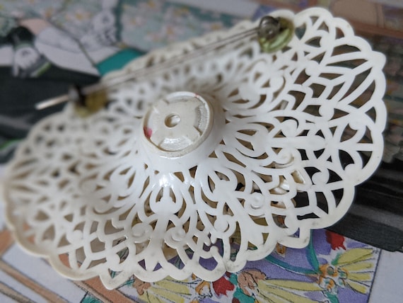 Vintage 1930s 1940s Lacy Moulded Plastic Brooch Pin - Gem