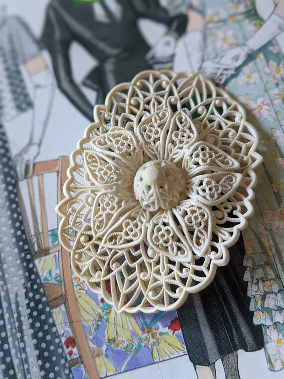 Vintage 1930s 1940s Lacy Moulded Plastic Brooch Pin - Gem