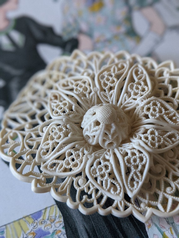 Vintage 1930s 1940s Lacy Moulded Plastic Brooch Pin - Gem