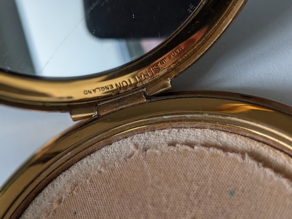 Vintage 1950s STRATTON Petit Point Compact - Gem