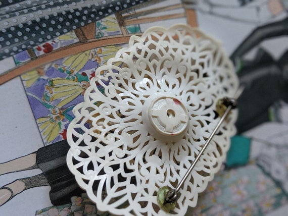 Vintage 1930s 1940s Lacy Moulded Plastic Brooch Pin - Gem