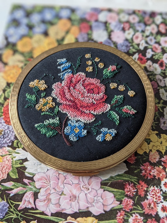 Vintage 1950s STRATTON Petit Point Compact - Gem