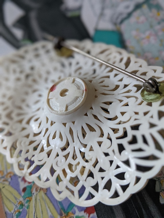 Vintage 1930s 1940s Lacy Moulded Plastic Brooch Pin - Gem