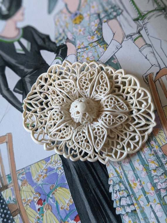 Vintage 1930s 1940s Lacy Moulded Plastic Brooch Pin - Gem