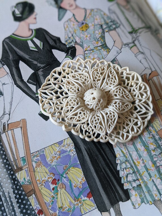 Vintage 1930s 1940s Lacy Moulded Plastic Brooch Pin - Gem