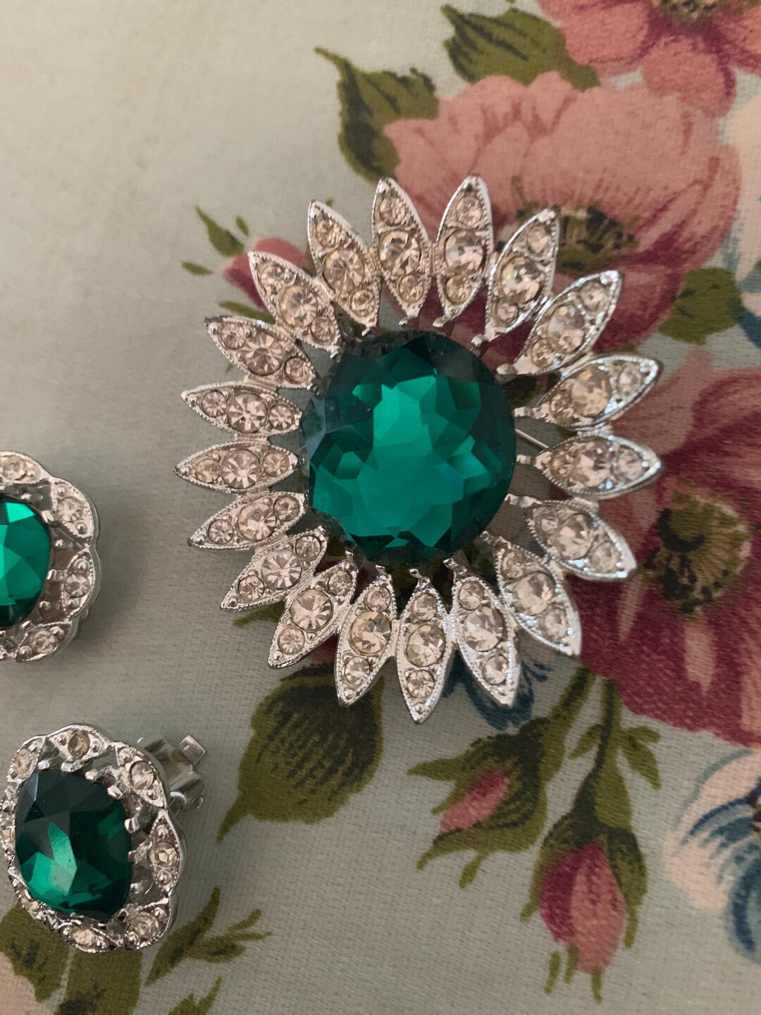Vintage Sarah Coventry Emerald Green Flower Brooch and Earrings Set - Etsy