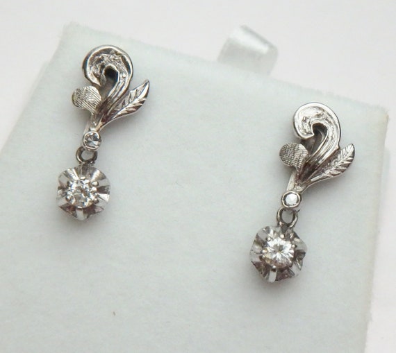 White Gold Scroll Design - Gem