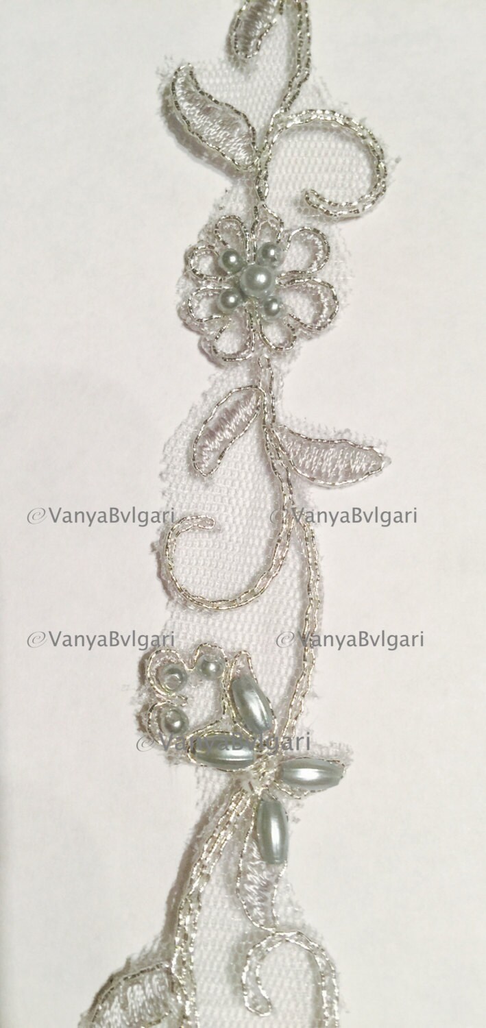 Silver veil with thin lace edge with beads in fingertip length | Etsy