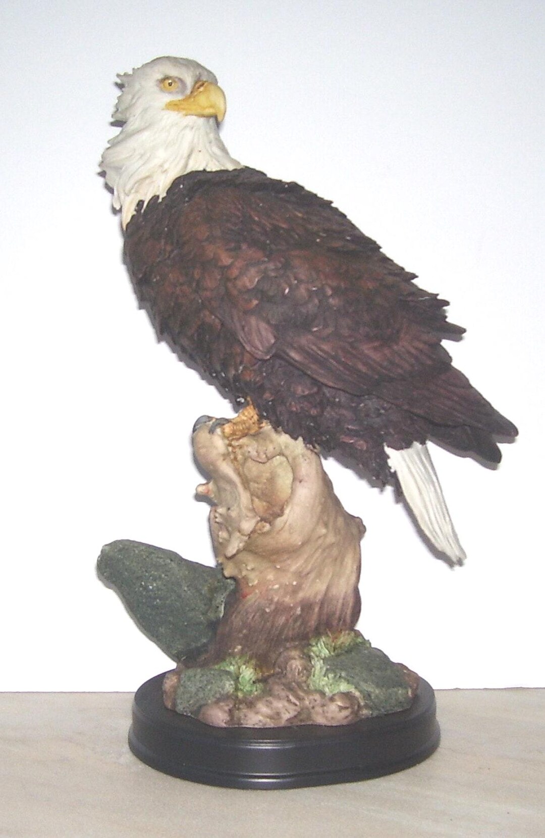 Setting American Bald Headed Eagle Sculpture on Wood Base - Birds ...