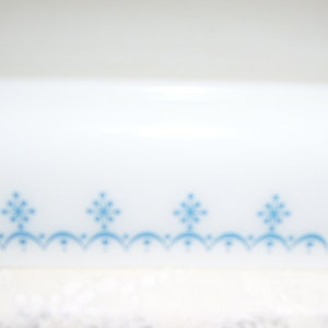 Pyrex 922 Snow Flake Blue Garland Square Dish - White Milk Glass ...
