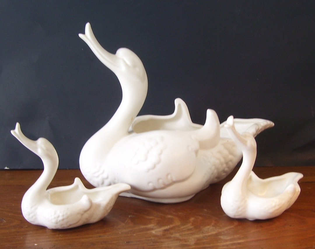 Hull White Ceramic Swan and 2 Baby Swans Planter -2 Baby White Swans ...